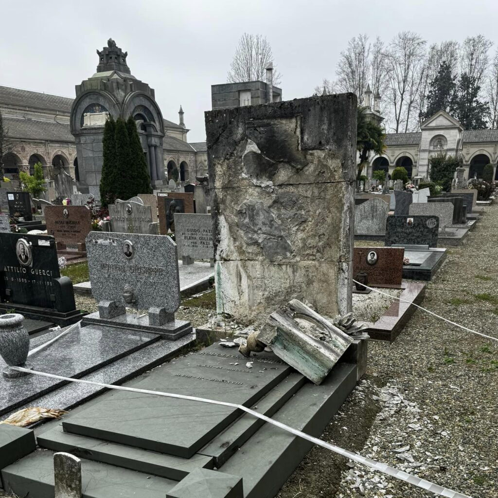 Angelo bronzo derubato tomba al cimitero di Alessandria
